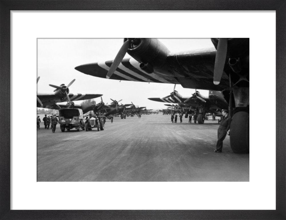 Short Stirling Mk IVs of Nos. 196 and 299 Squadrons RAF lining the run ...