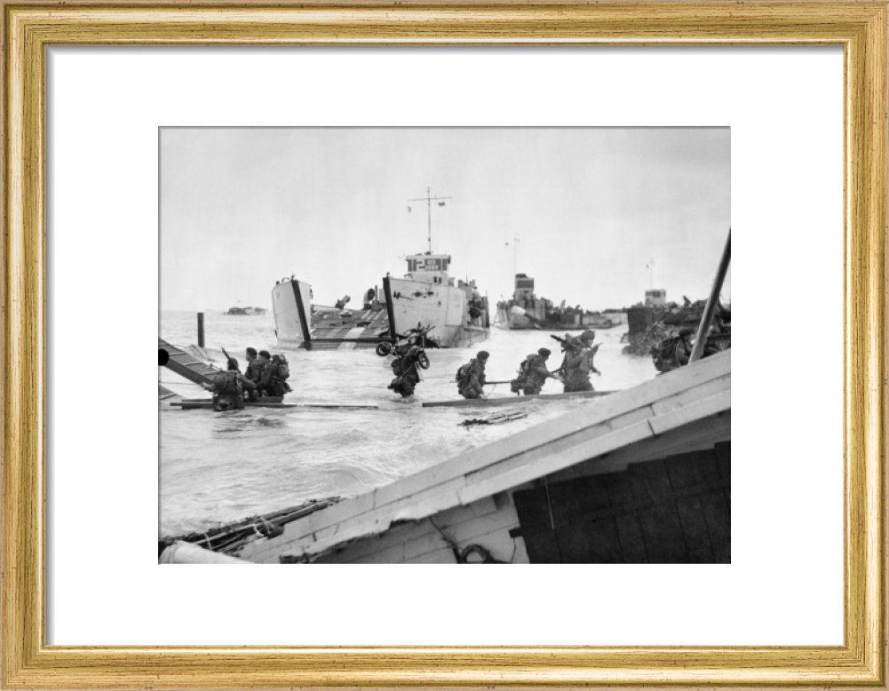 Commandos of 48 (RM) Commando coming ashore from landing craft at St A ...